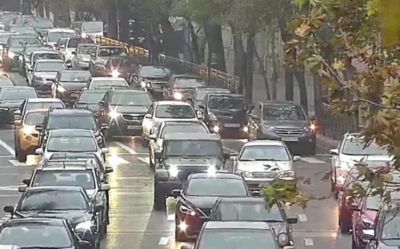 Bakıda tıxac olan yollar